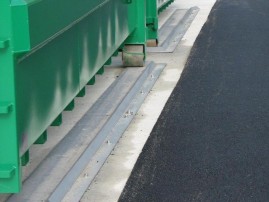 Guide rails under roll-off containers - Elkoplast